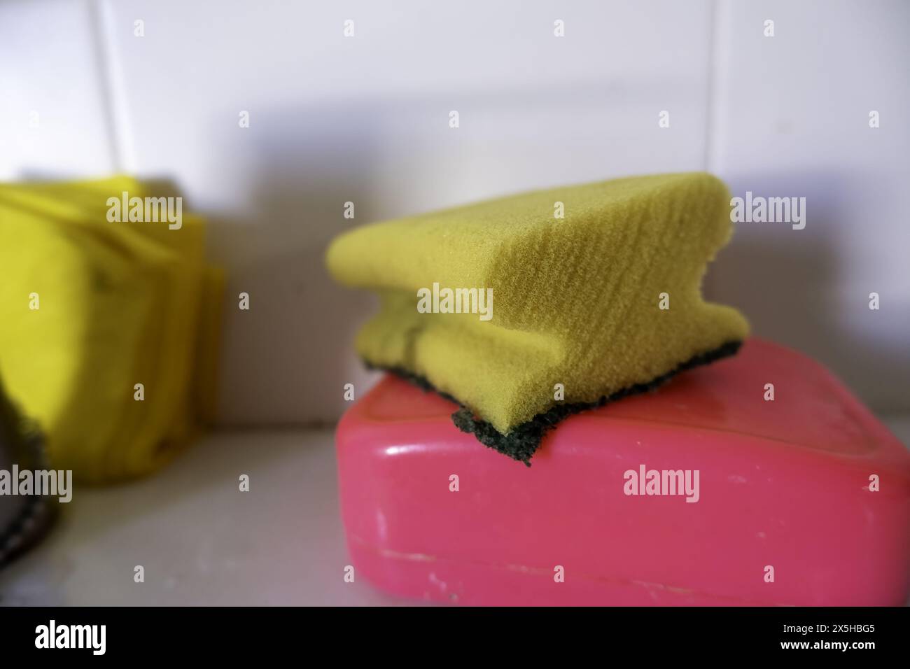 Kitchen scrubbing tools hi-res stock photography and images - Alamy