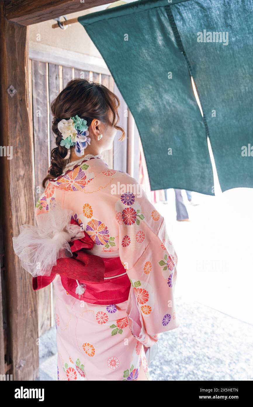 Japanese Kimono Portrait back view photography. Kyoto, Japan. Japanese ...