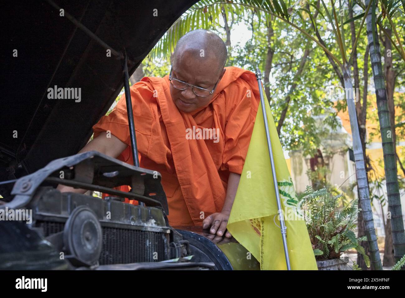 Thailand, Chiangmai; 24 January 2008, Buddhist monk trying to fix the ...