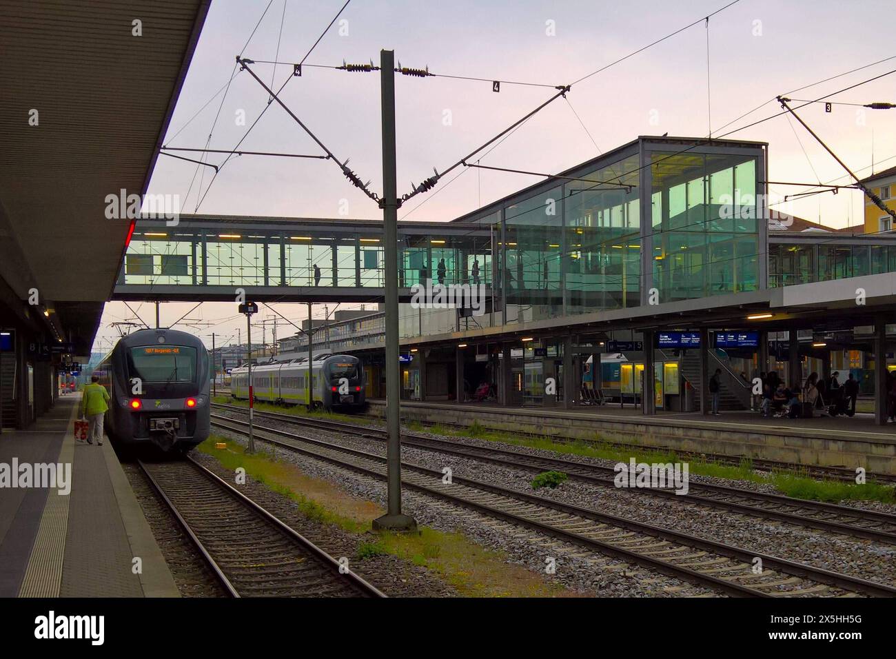 Foto bahnsteig hi-res stock photography and images - Alamy