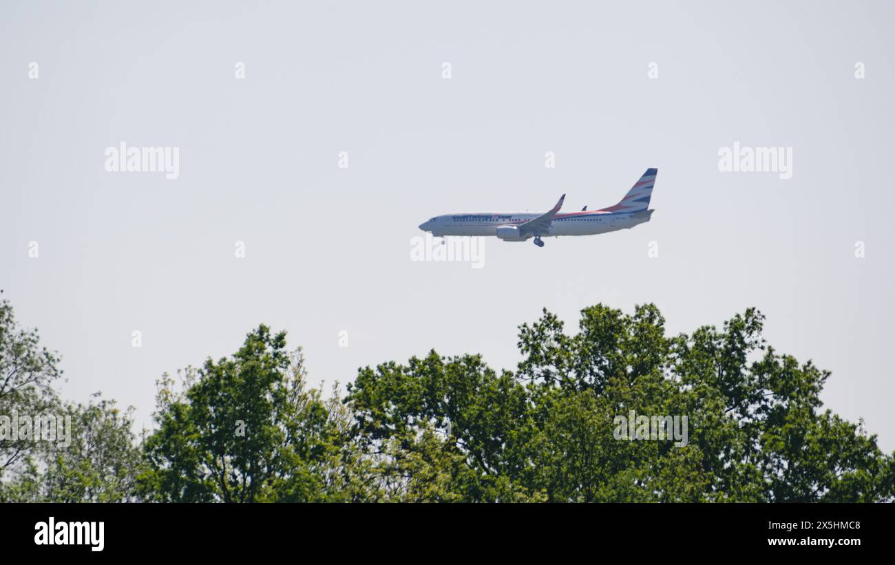 Plane is flying on very low altitude in direction to Mosnov airport ...