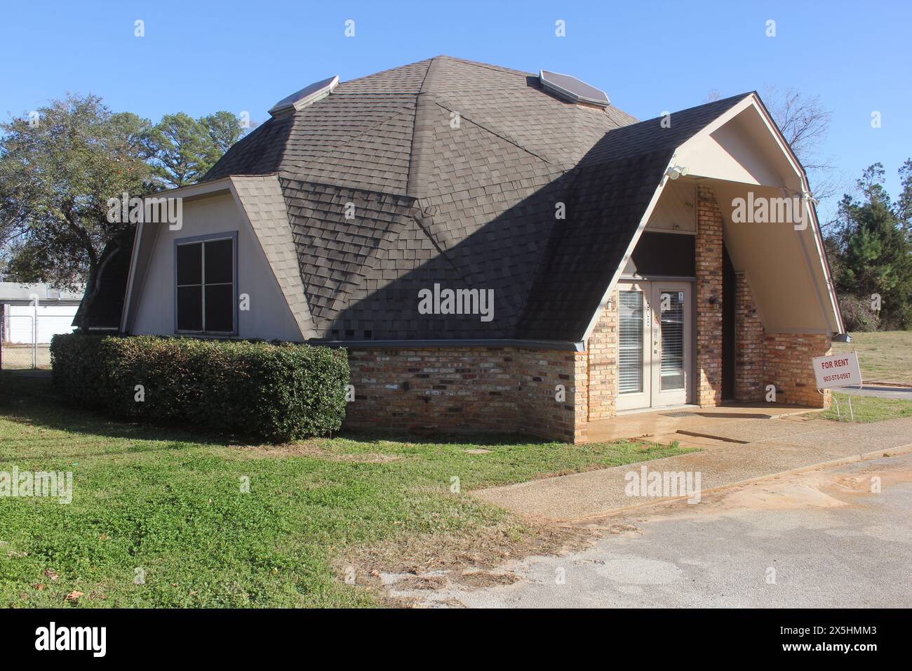 Whitehouse TX - December 28, 2023: Geodesic Building Used As Commercial ...