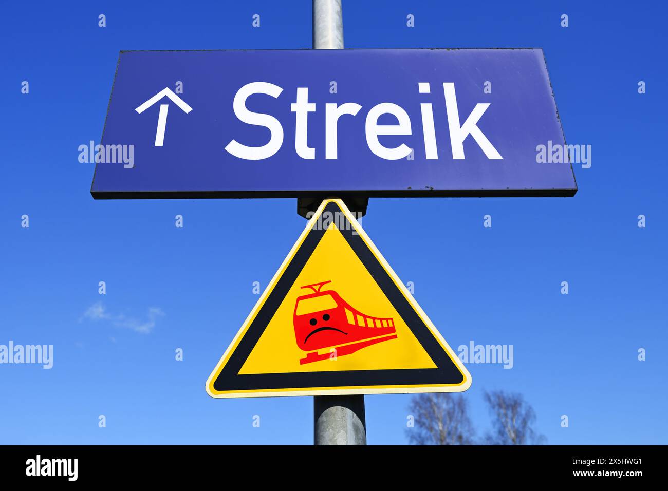 Schild am bahnsteig hi-res stock photography and images - Alamy
