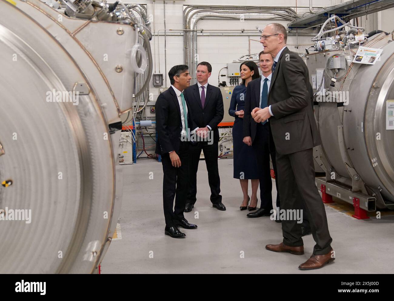 Prime Minister Rishi Sunak (left) and the Chancellor Jeremy Hunt ...