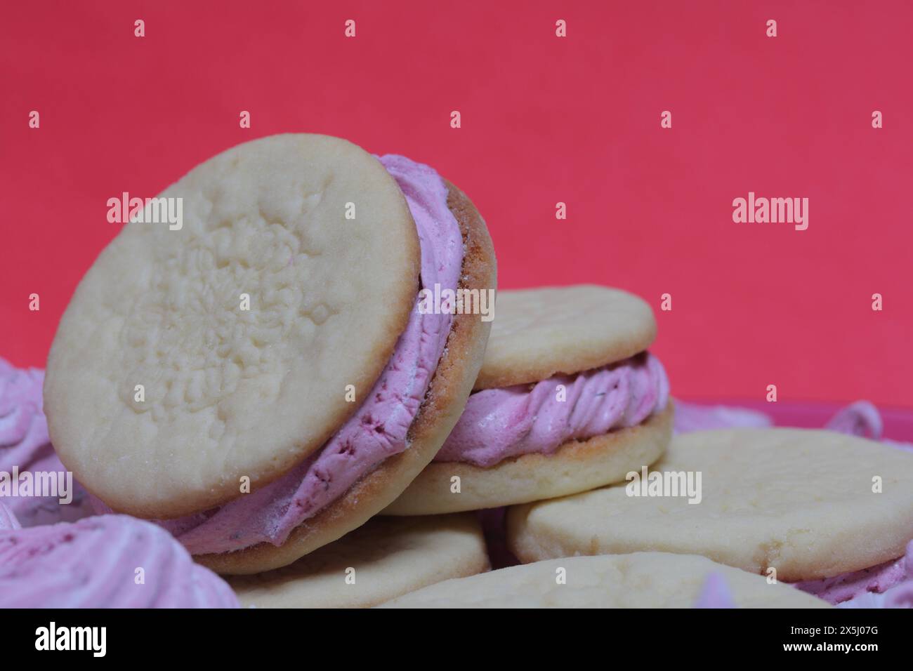 Marshmallow sizes hi-res stock photography and images - Alamy