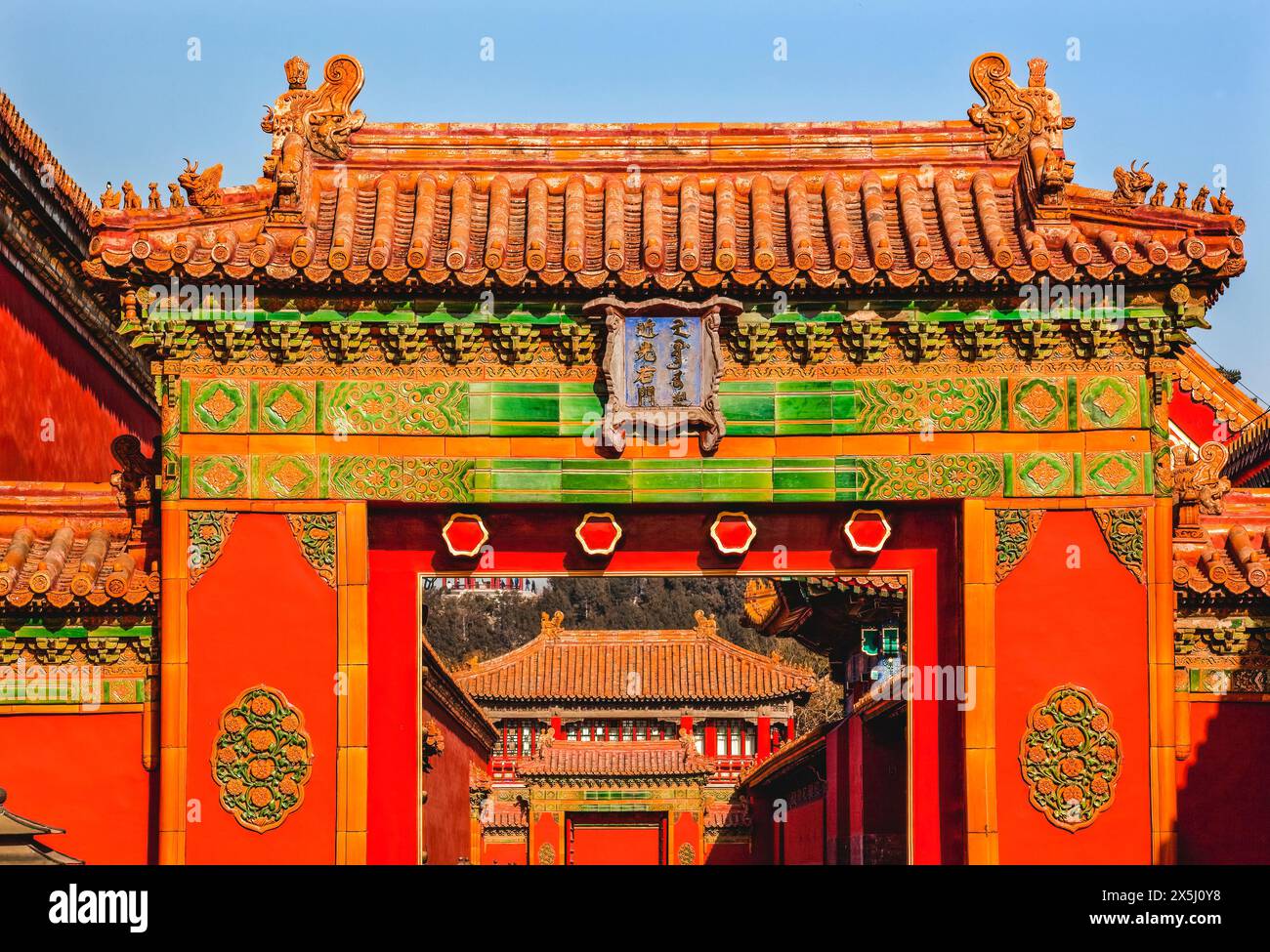 Stone gate, Gugong, Forbidden City. Roof figures decorating Emperor's ...