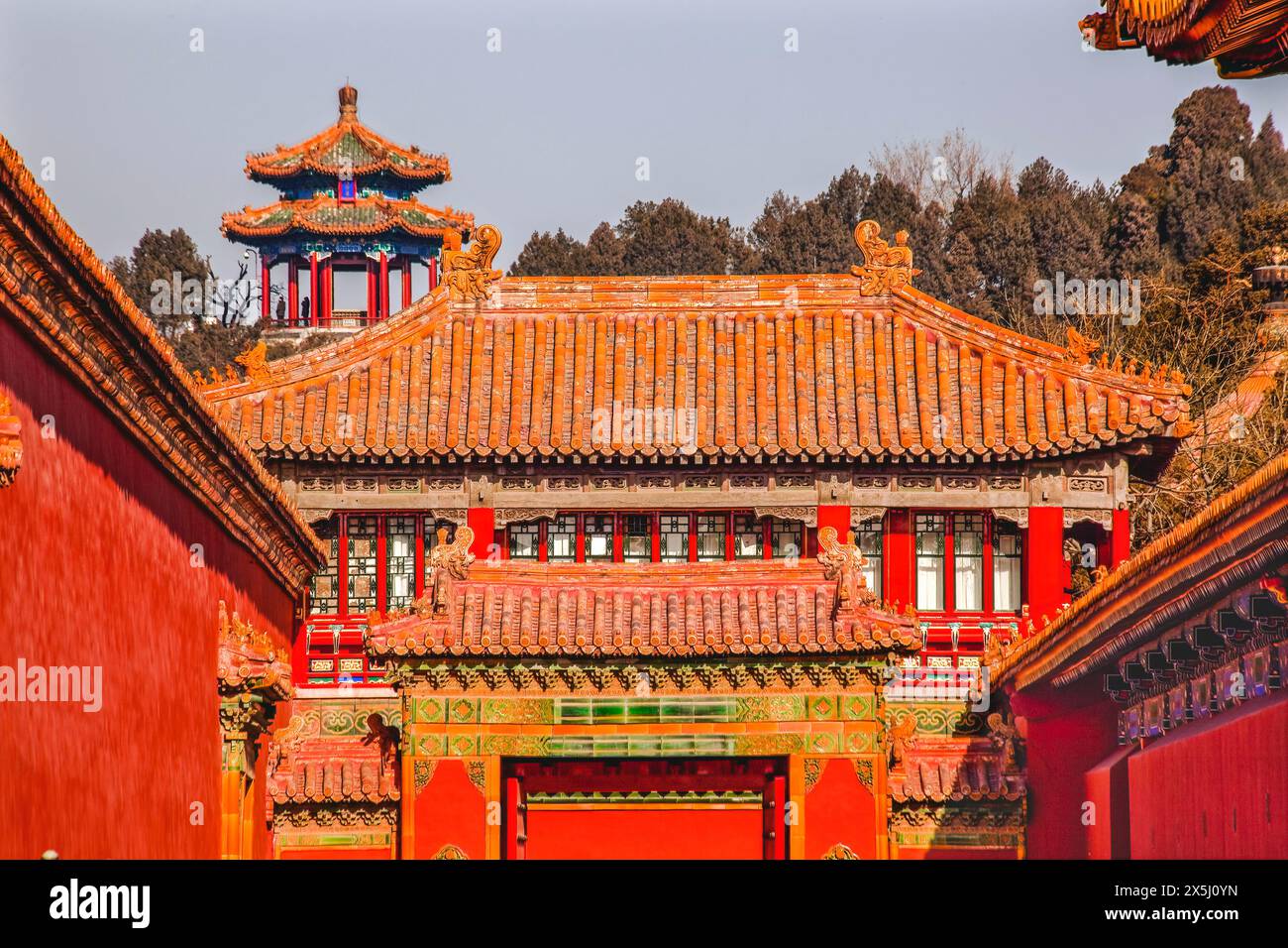 Stone gate, Gugong, Forbidden City. Roof figures decorating Emperor's ...