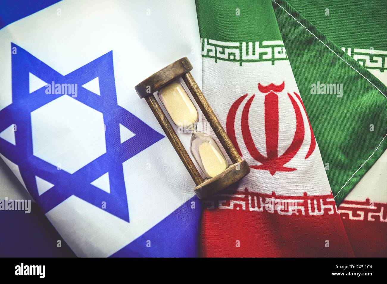Sanduhr auf den Fahnen von Israel und dem Iran, Nahost-Konflikt Stock ... Sanduhr auf den Fahnen von Israel und dem Iran, Nahost-Konflikt Stock ...