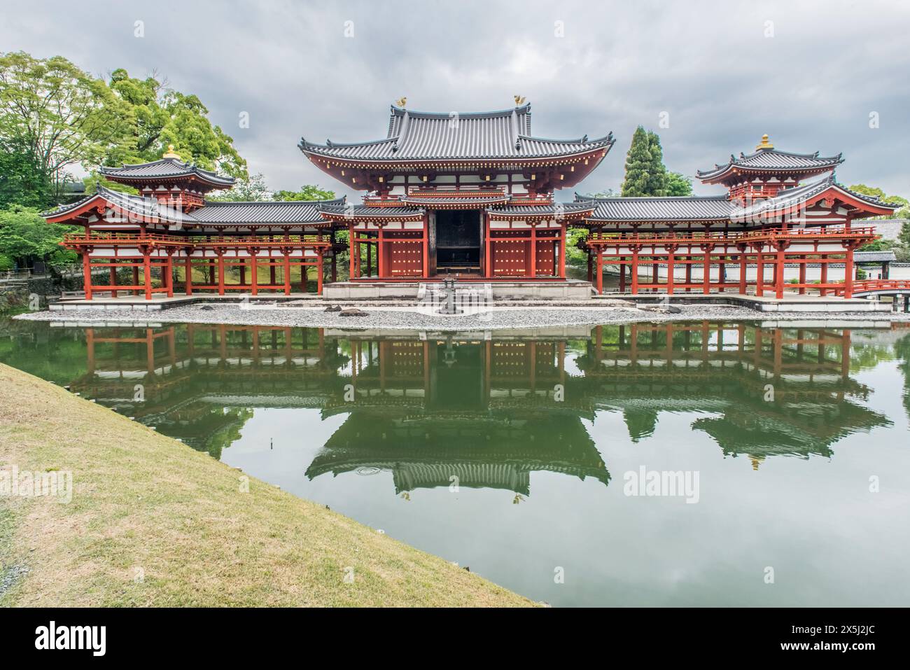 Byodo in temple pond hi-res stock photography and images - Alamy