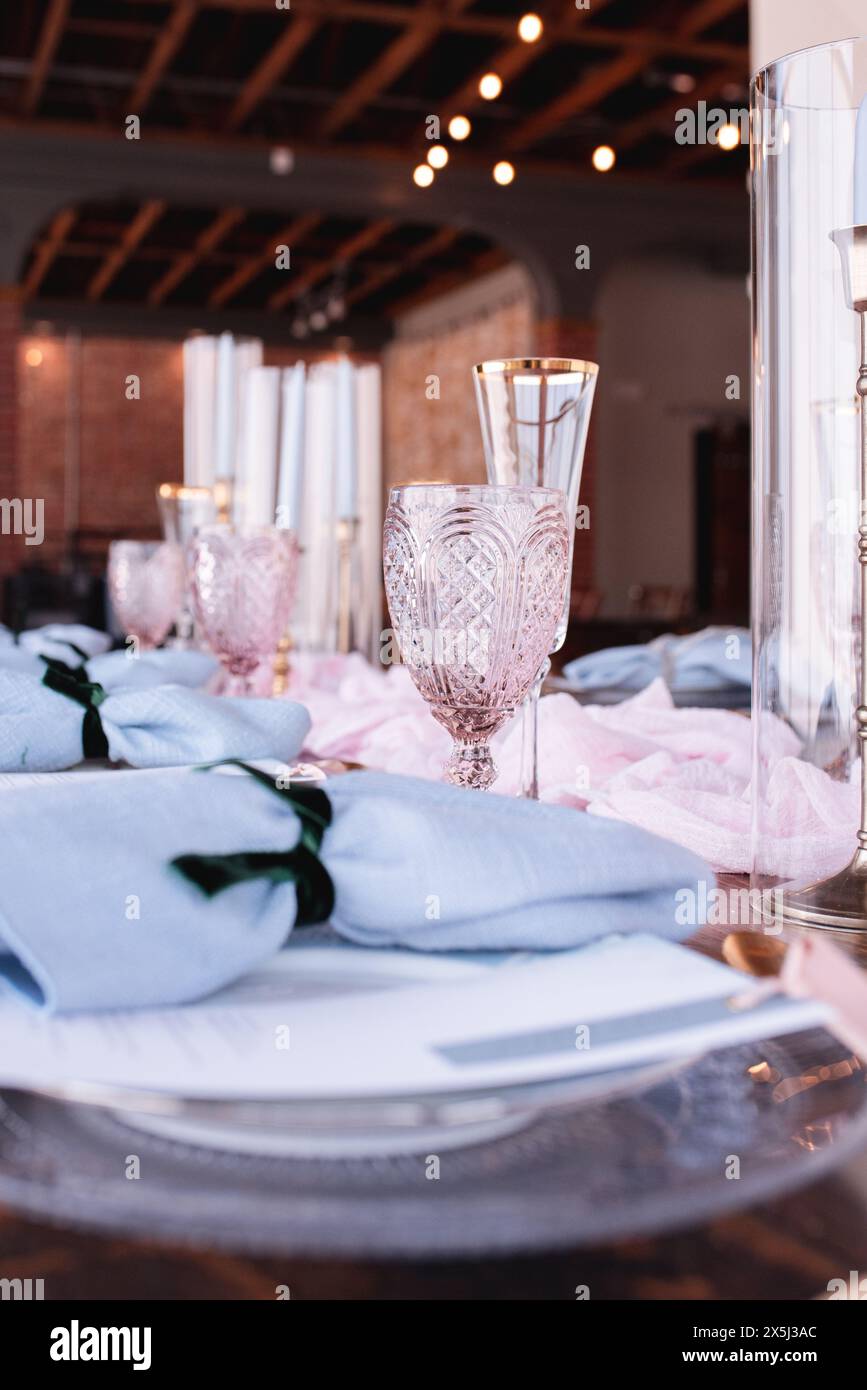 Elegant wedding table with pink goblets, gold flutes, and blue l Stock ...