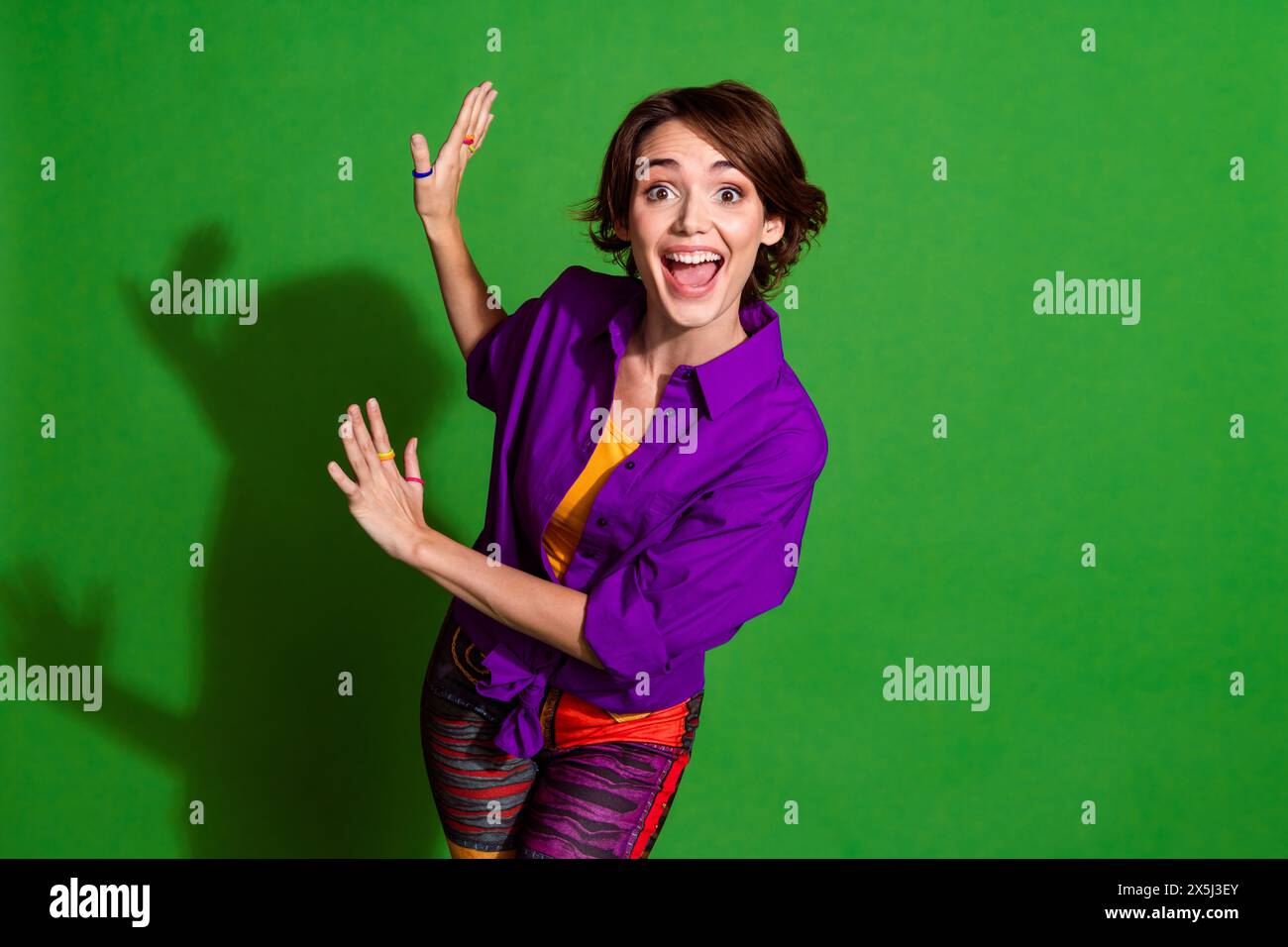 Photo portrait of funny young boogie woogie dancer woman in purple ...