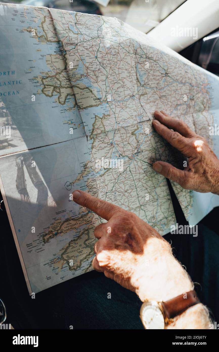 Man pointing at map hi-res stock photography and images - Alamy