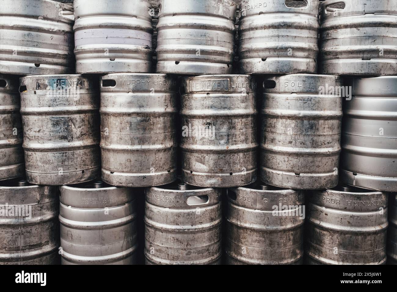 Empty beer kegs hi-res stock photography and images - Alamy