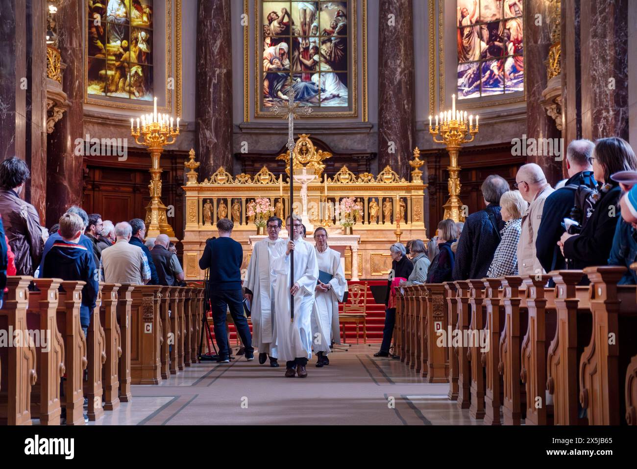 Mit einer Prozession am Donnerstag 09.05.2024 durch Berlin-Mitte haben ...