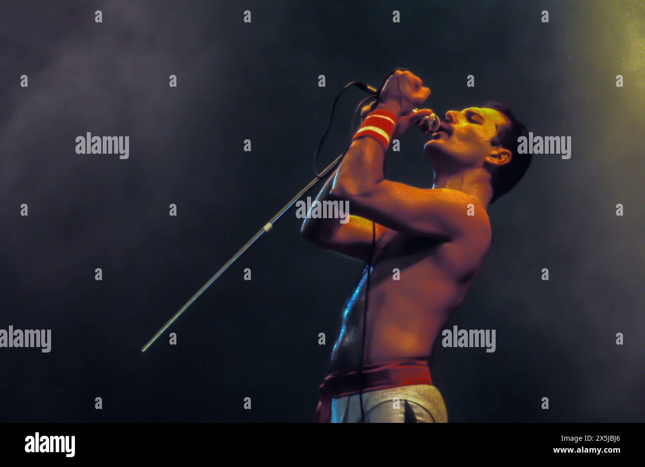 Freddy mercury in concert hi-res stock photography and images - Alamy