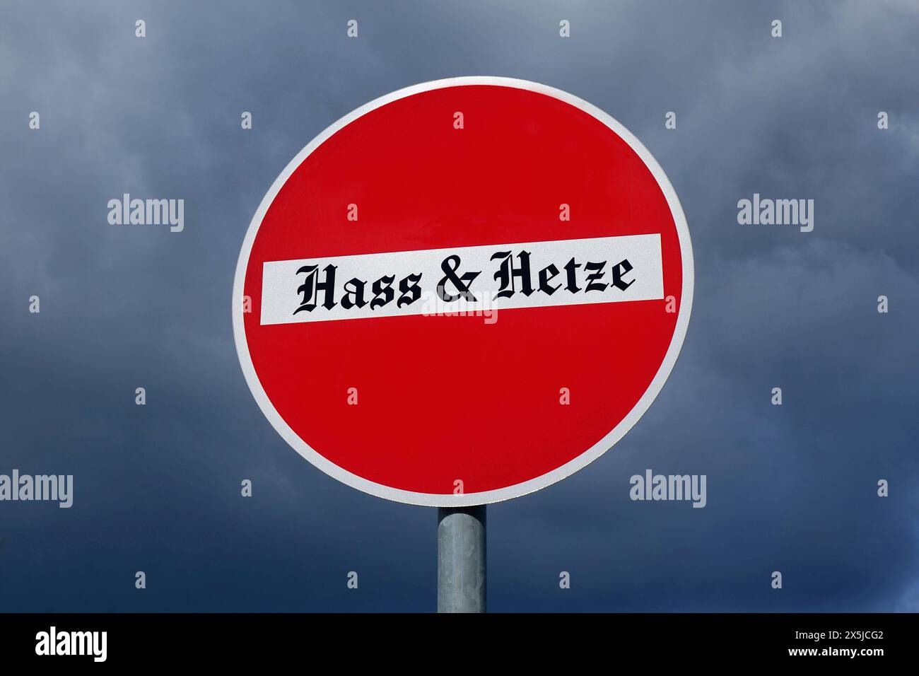 Verkehrsschild mit Schriftzug Hass und Hetze Verkehrsschild mit ...