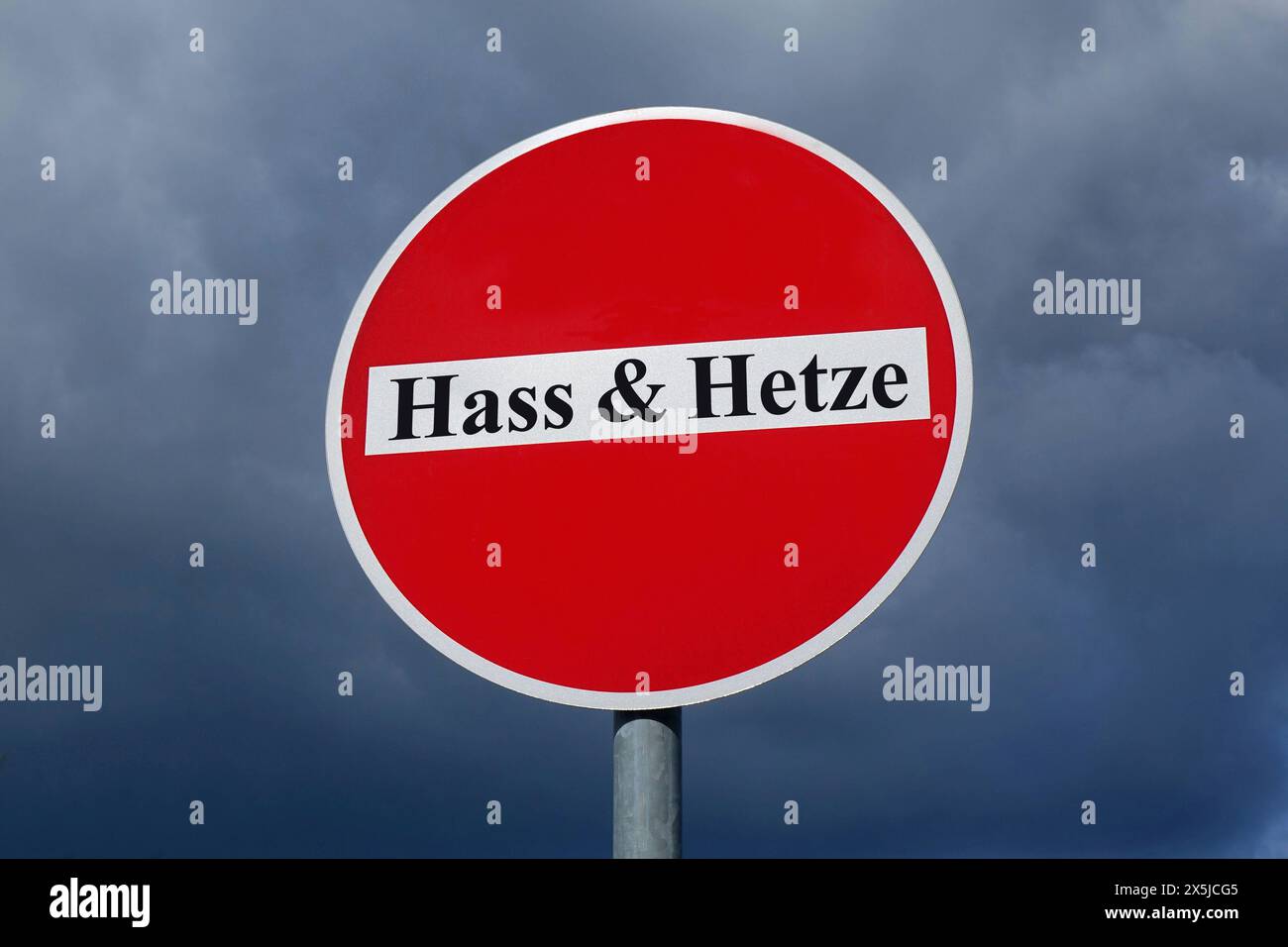 Verkehrsschild mit Schriftzug Hass und Hetze Verkehrsschild mit ...