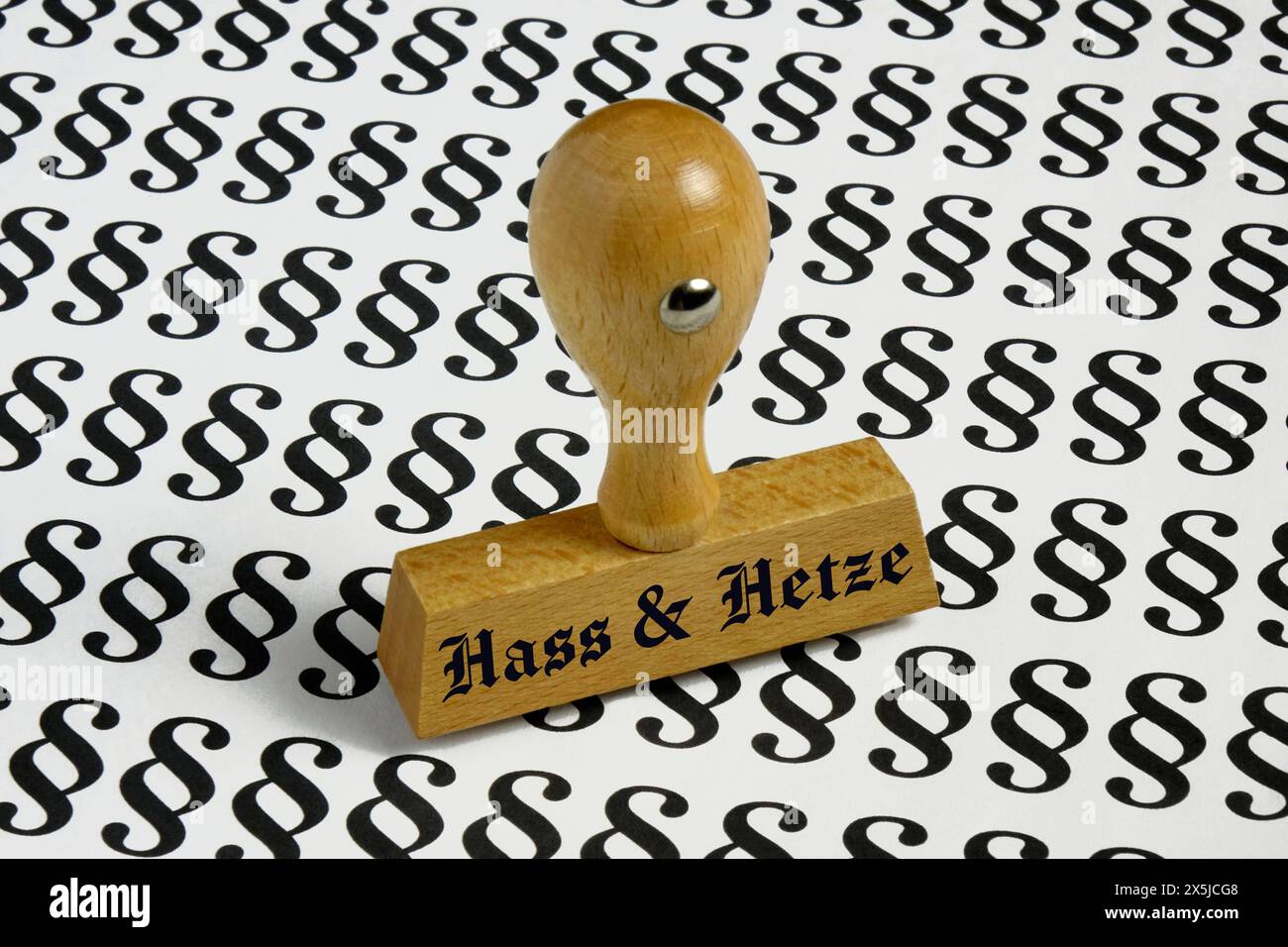 Stempel auf Paragrafen mit Schriftzug Hass und Hetze Stempel auf ...