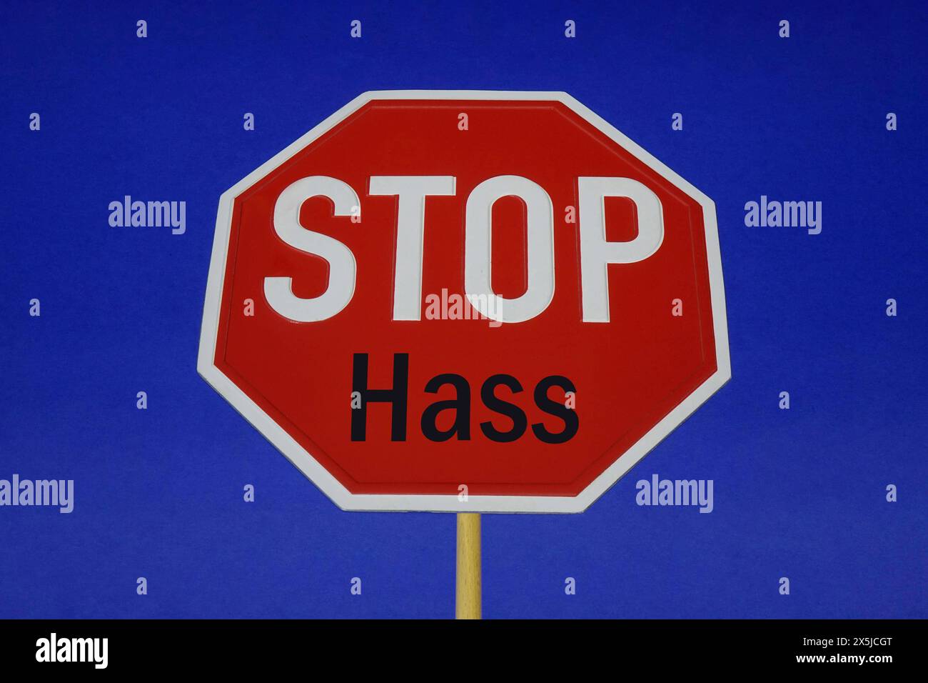 Stoppschild mit Schriftzug Hass Stoppschild mit Schriftzug Hass, 10.05. ...