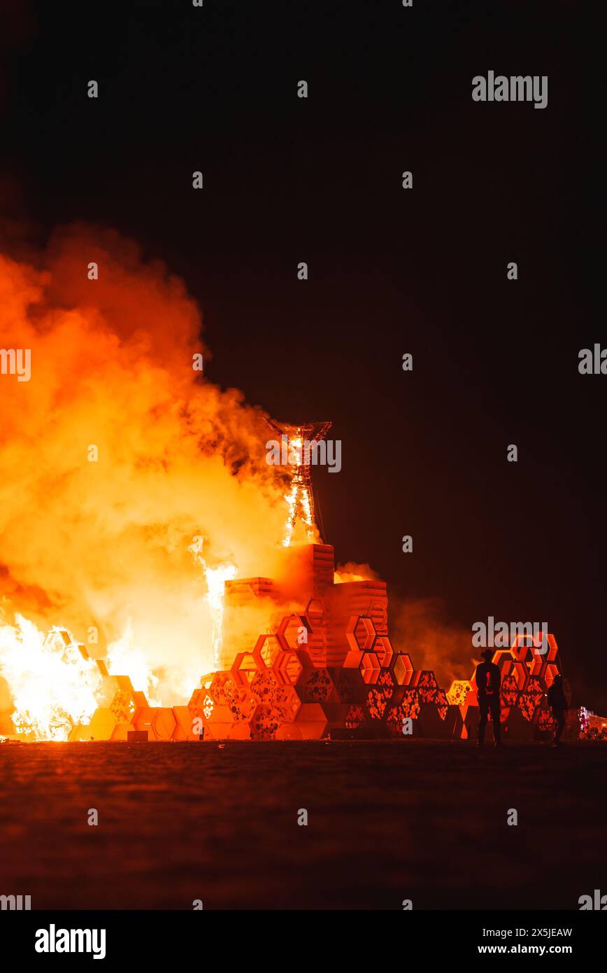 Intense bonfire illuminates desert festival night Stock Photo - Alamy
