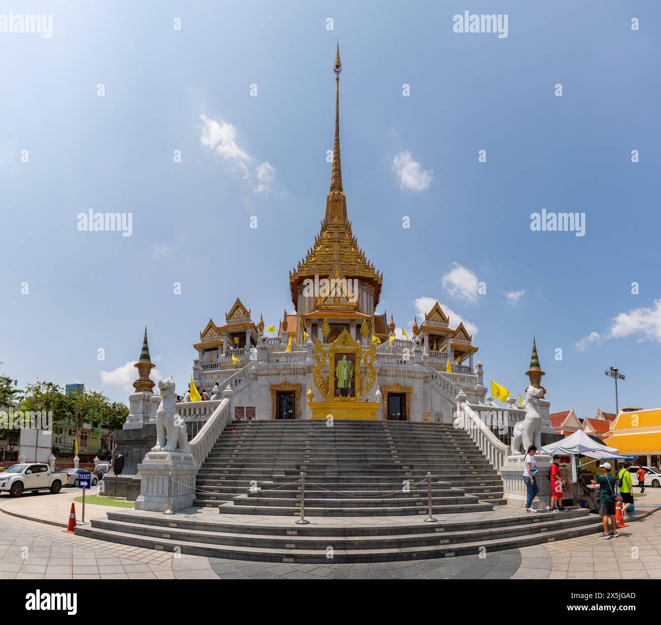A pictureof the Wat Traimit Withayaram Worawihan Temple, known for its ...