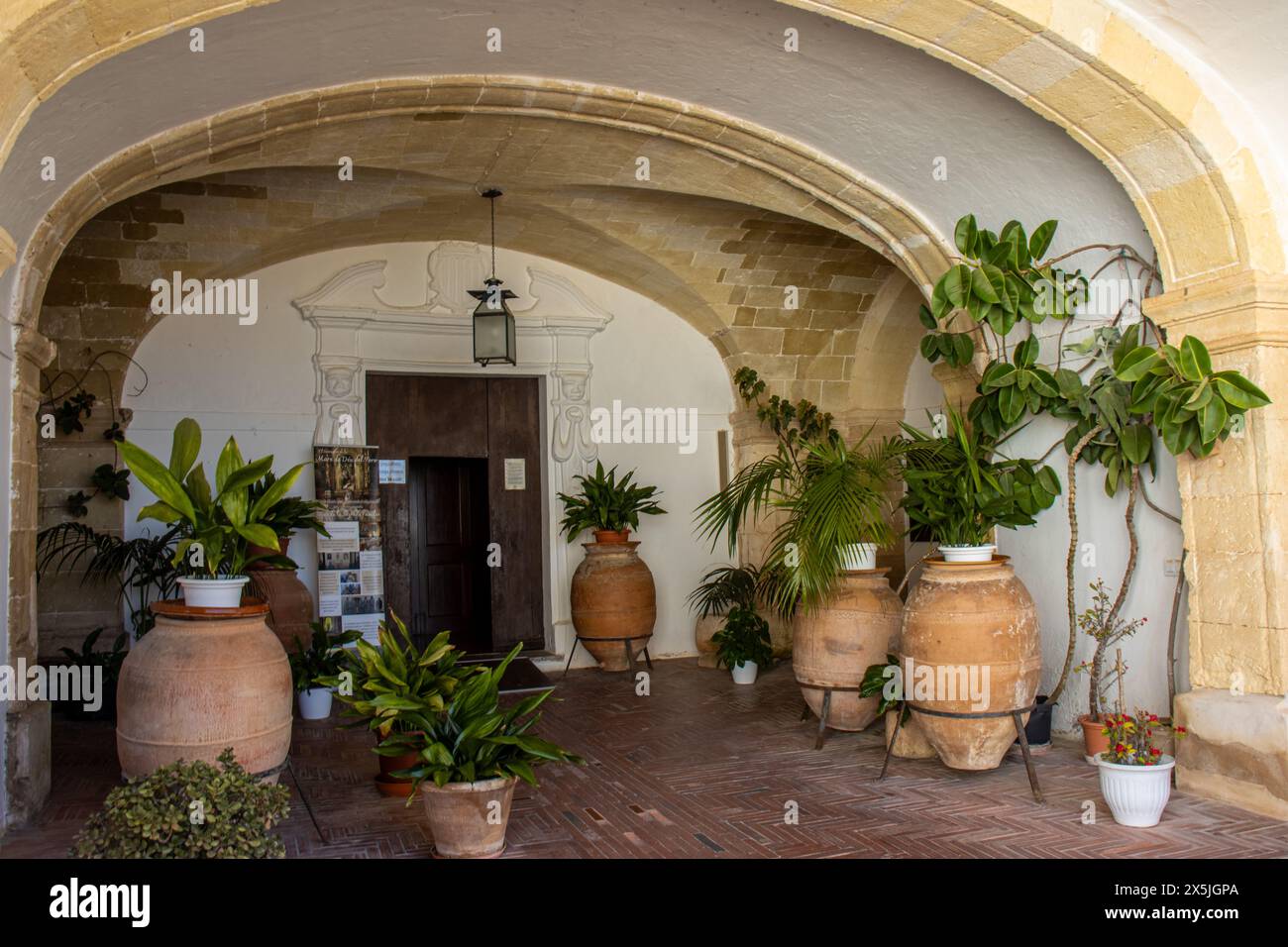 Entrada a la basílica de Monte Toro, la montaña más alta de la isla de ...