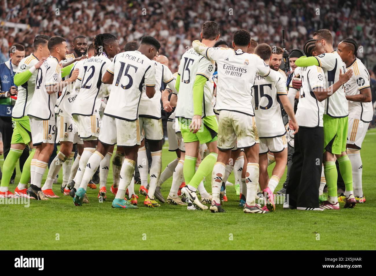 Players of Real Madrid celebrate the 2-1 victory during the UEFA ...