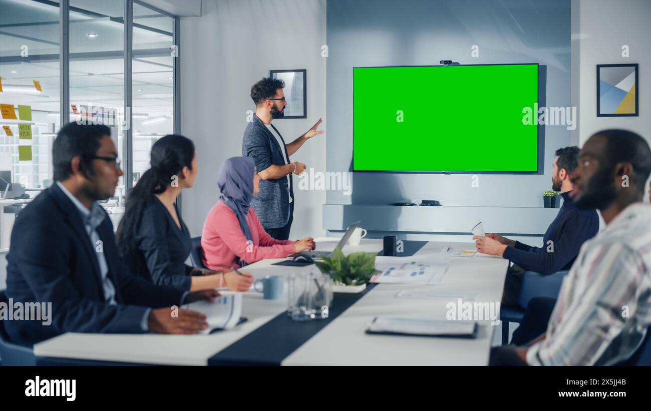 Green screen tv businesspeople hi-res stock photography and images - Alamy