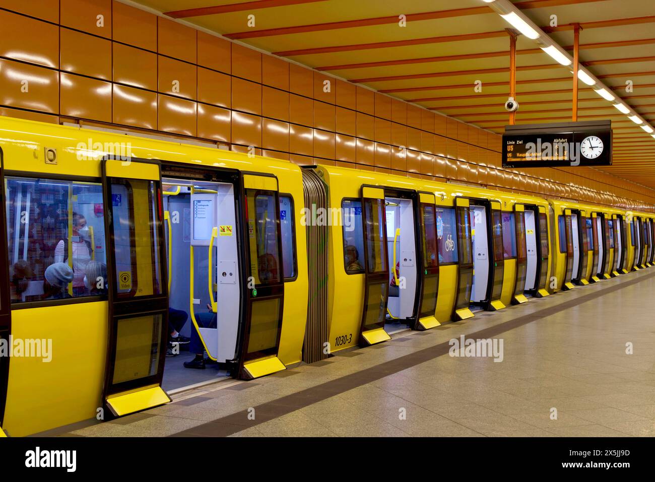 Berlin train hi-res stock photography and images - Alamy