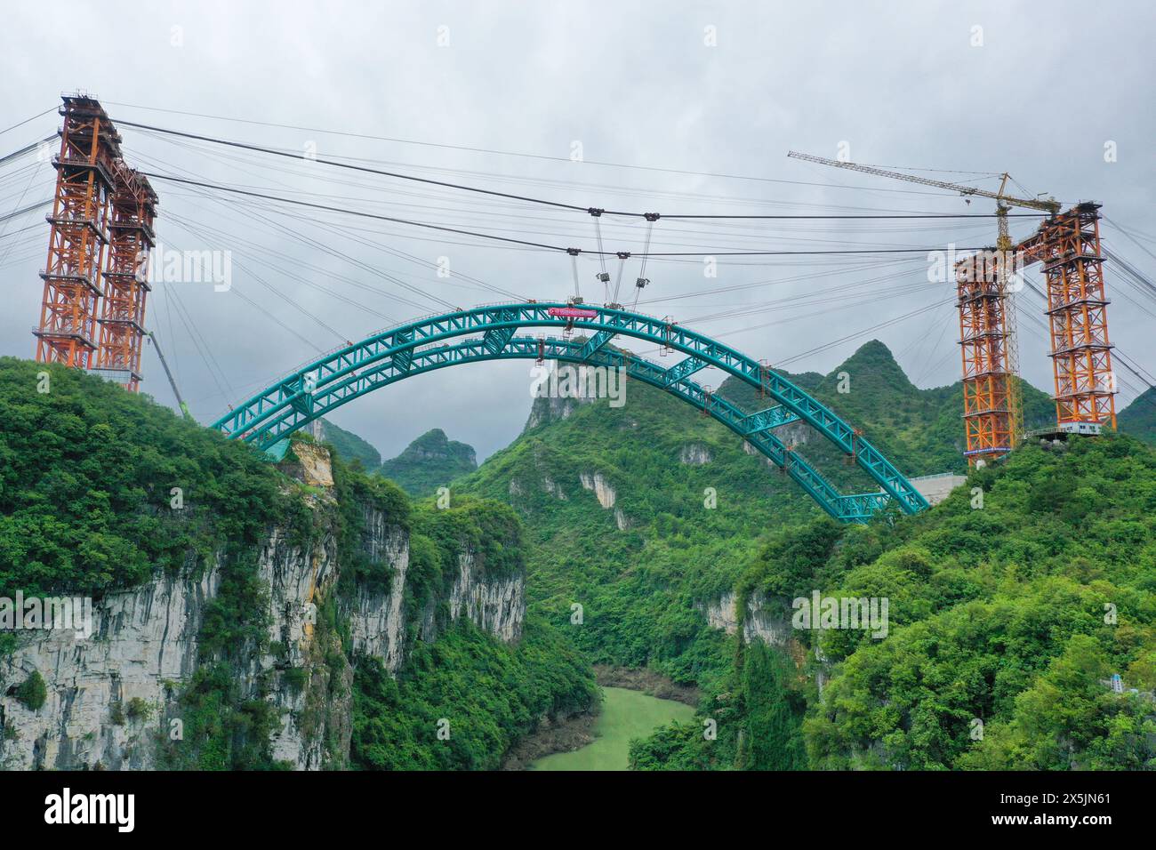 GUIYANG, CHINA - MAY 10, 2024 - The closure of steel pipe arch ribs of ...