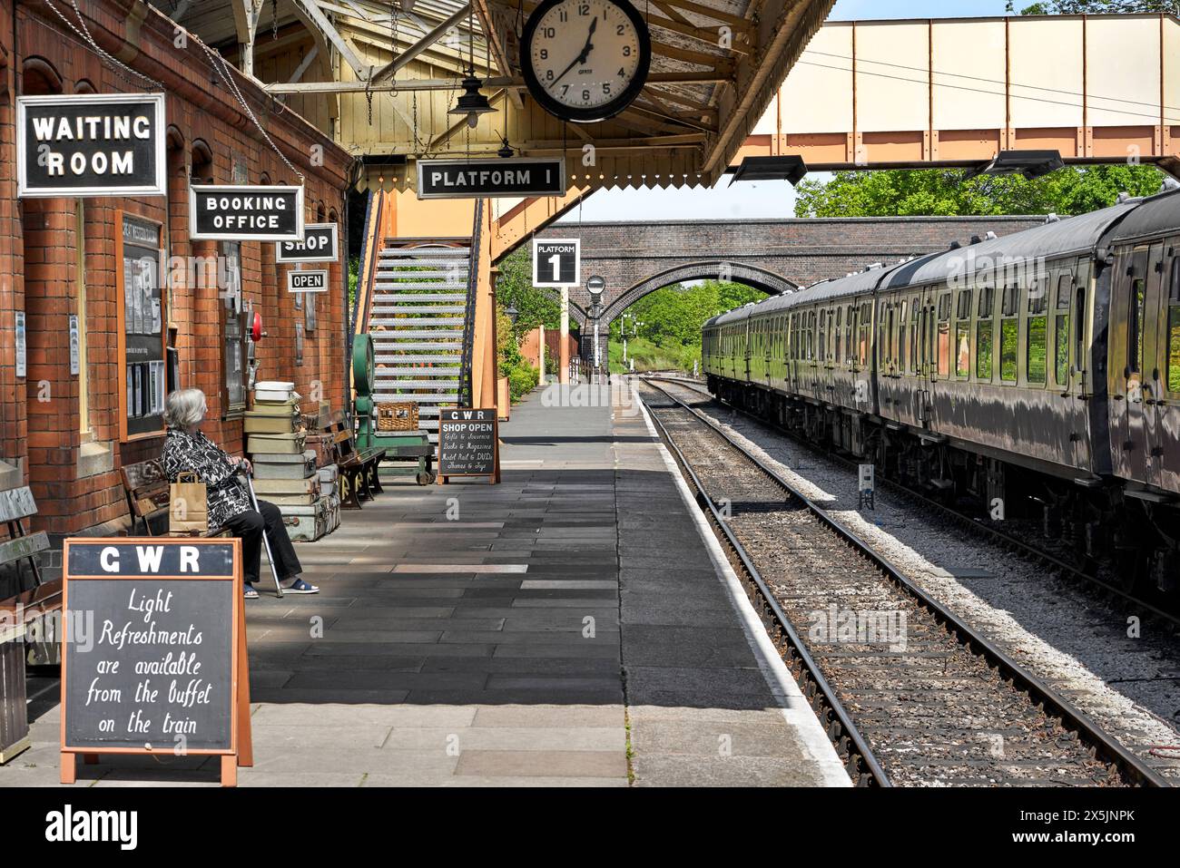 Toddington train station. GWR preserved railway station ...