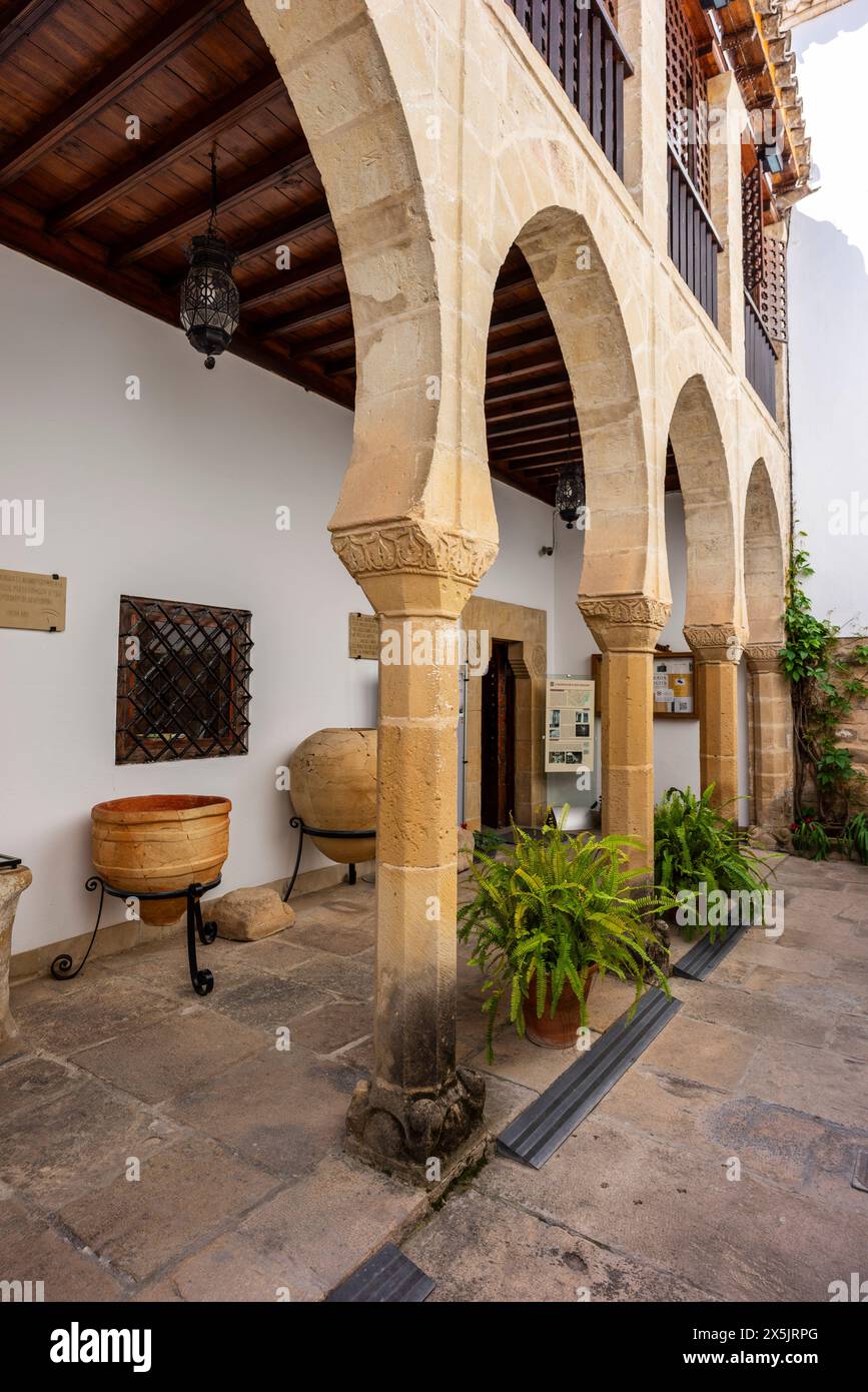 Octagonal pillars hi-res stock photography and images - Alamy