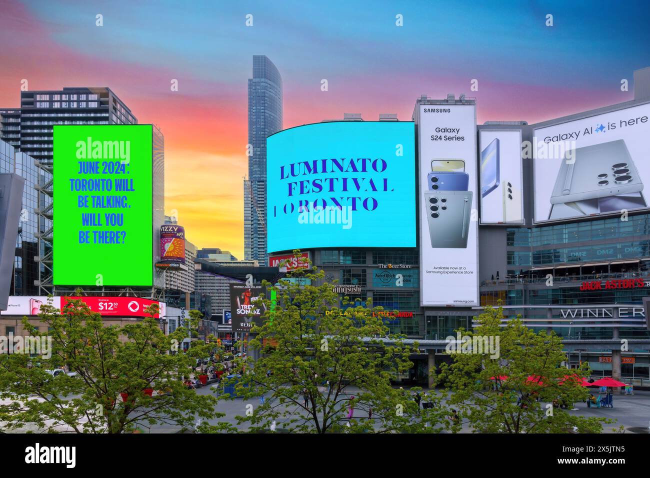 Billboard billboards hi-res stock photography and images - Alamy