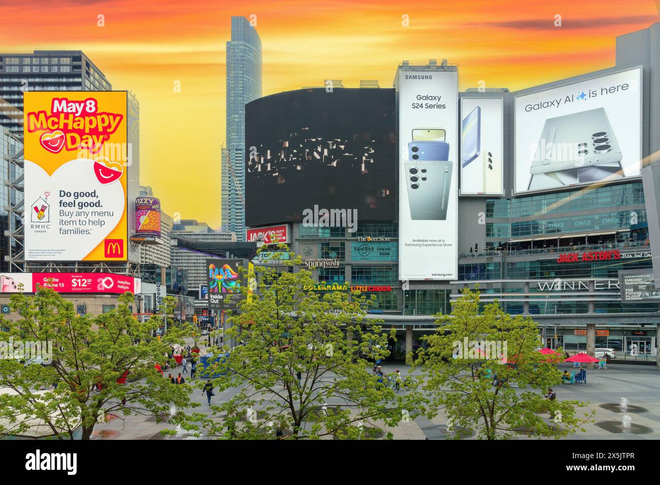 Advertisement billboards in Yonge-Dundas Square, Toronto, Canada Stock ...