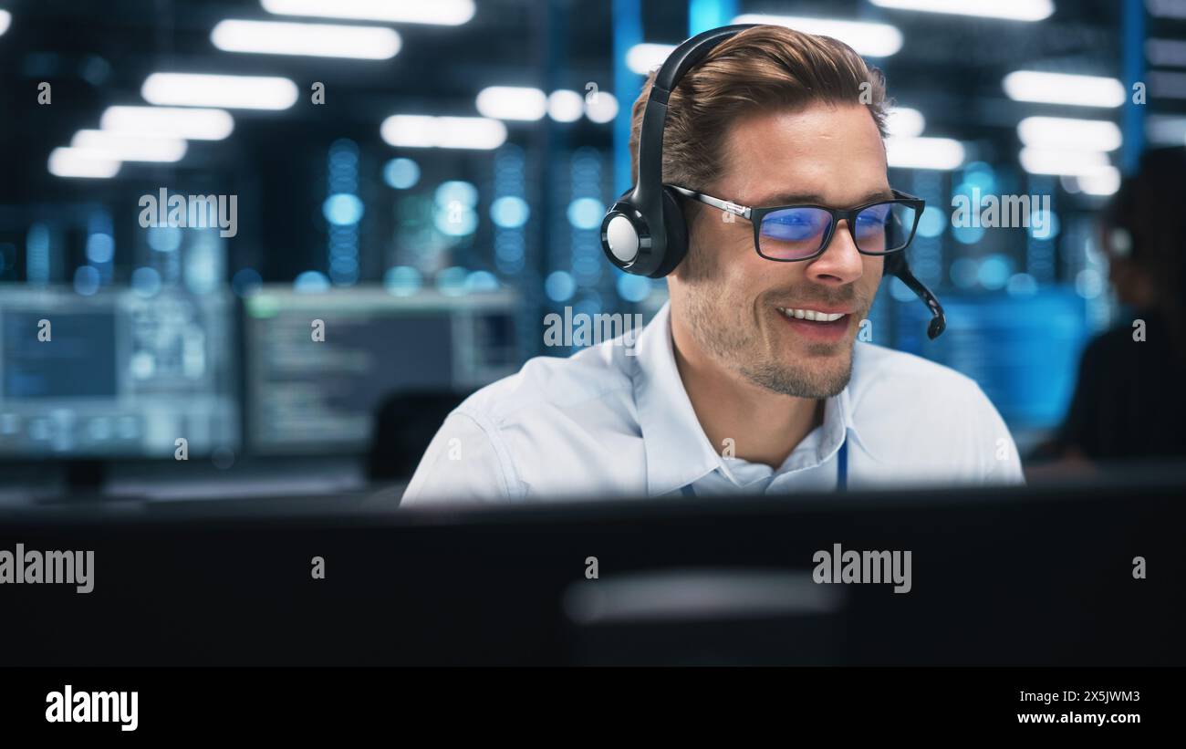 Computer smile support man hi-res stock photography and images - Alamy