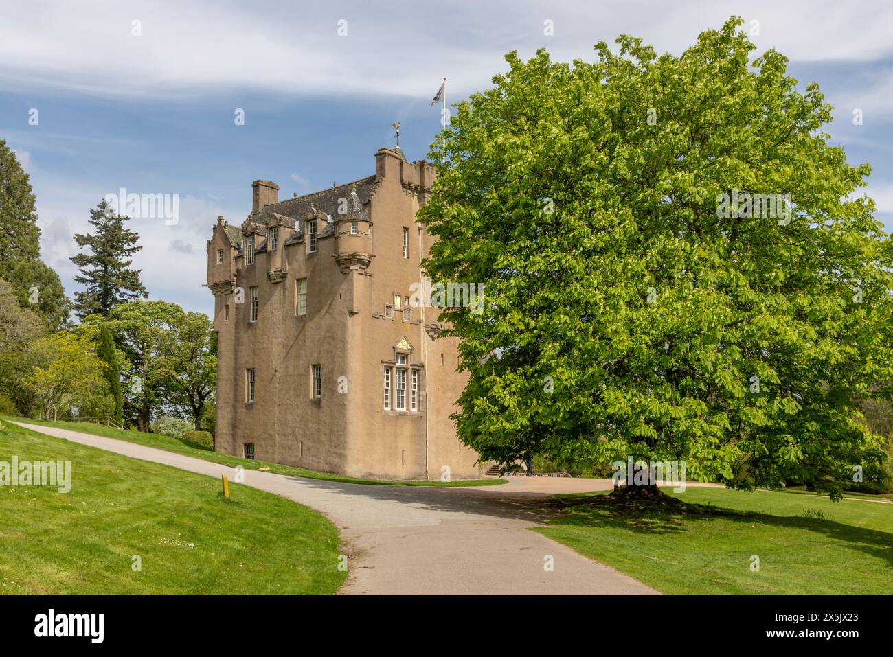 Crathes Castle, a classic Scottish tower house in Aberdeenshire ...