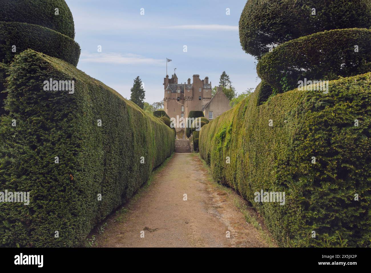 Crathes Castle, a classic Scottish tower house in Aberdeenshire ...