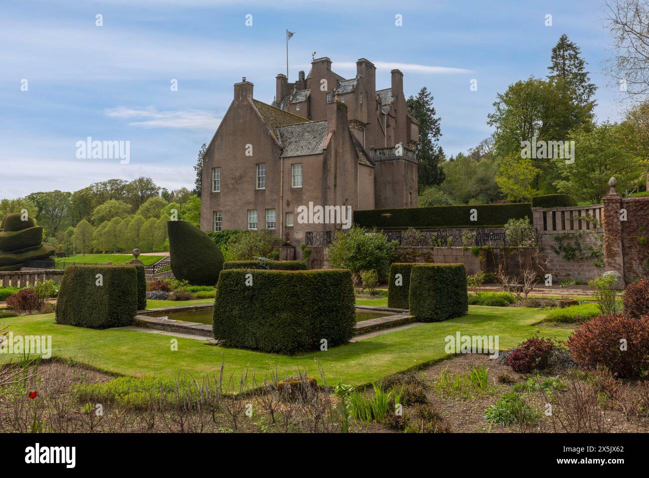 Crathes Castle, a classic Scottish tower house in Aberdeenshire ...