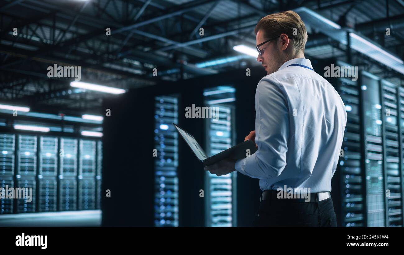 Server farm technician using ai hi-res stock photography and images - Alamy
