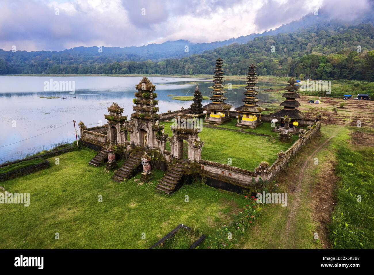 Ulun danu tamblingan water temple hi-res stock photography and images ...