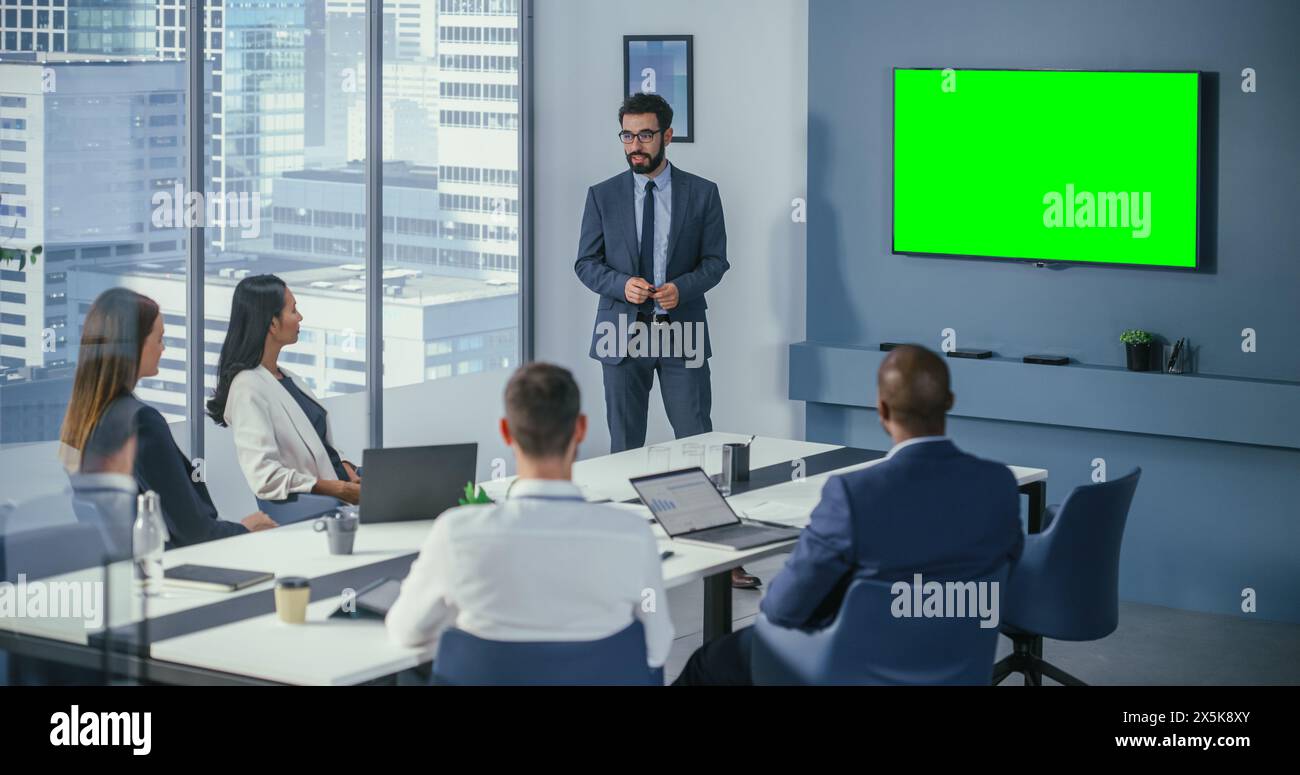 Green screen tv businesspeople hi-res stock photography and images - Alamy