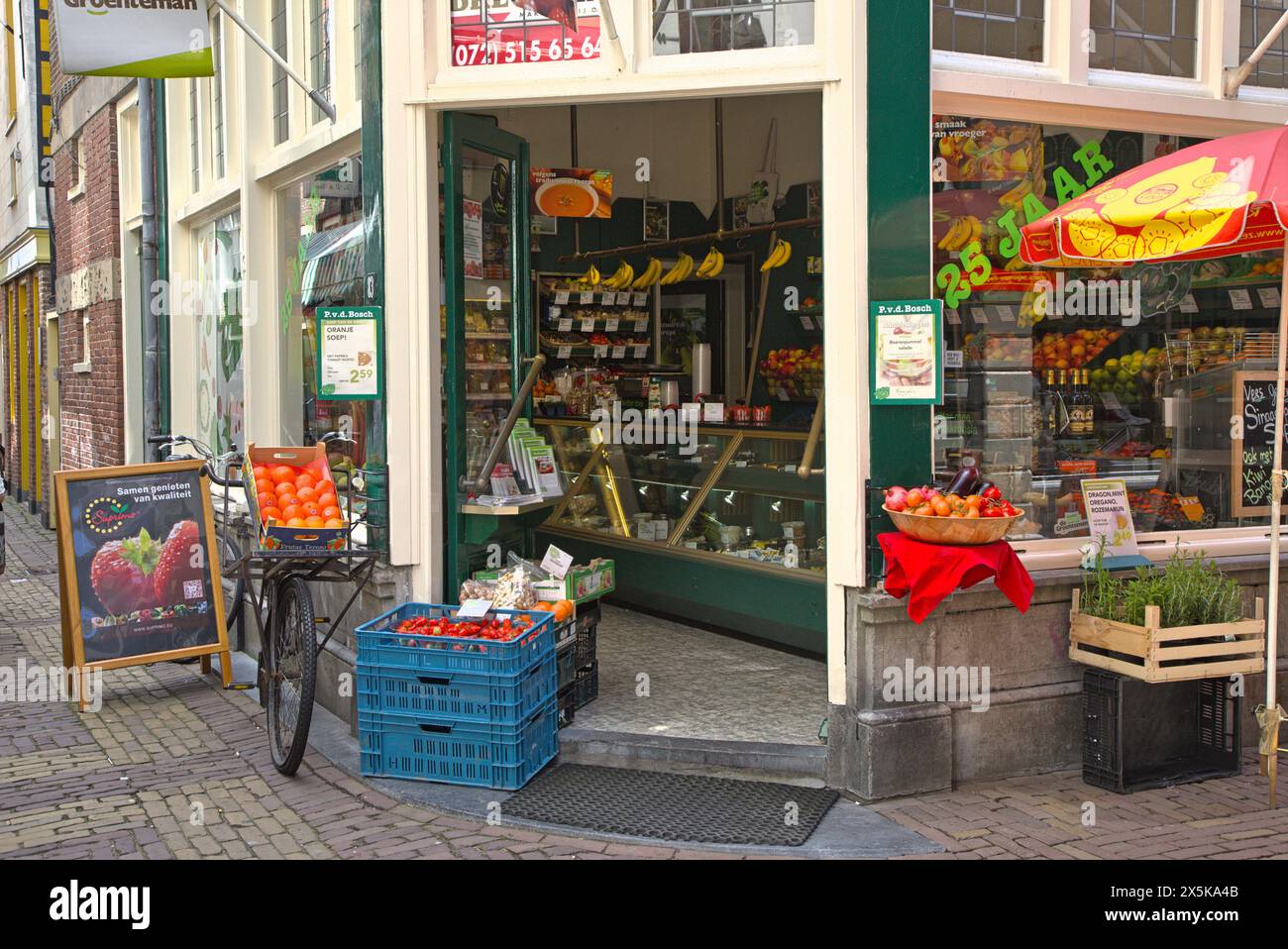 Editorial only display historic hi-res stock photography and images - Alamy