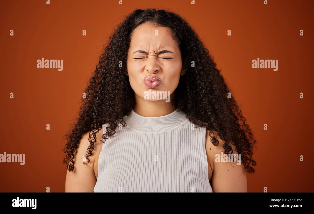 Closed eyes emoji hi-res stock photography and images - Alamy