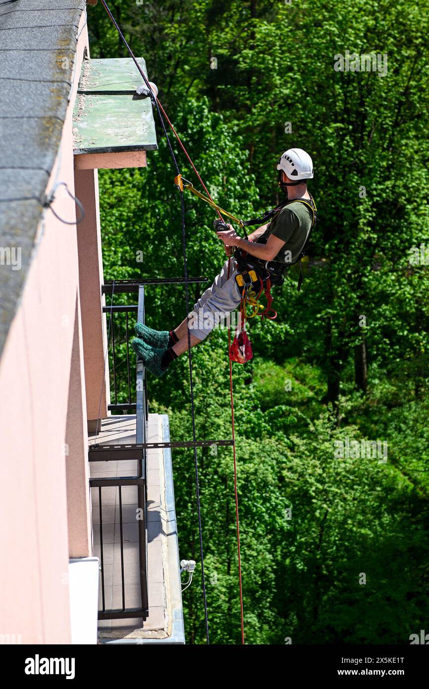 High rise building construction worker hi-res stock photography and ...