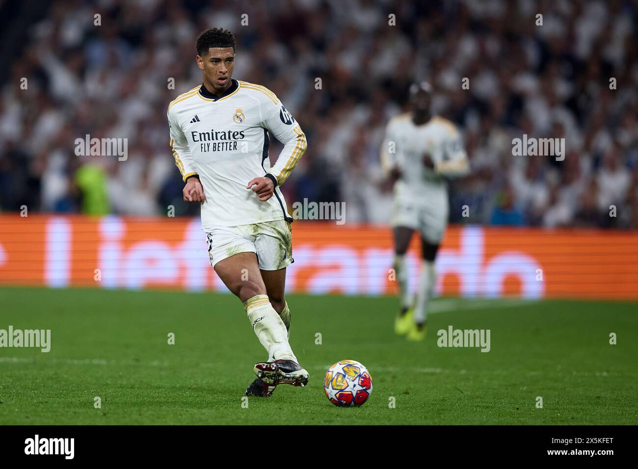 Jude Bellingham of Real Madrid países the ball during the UEFA ...