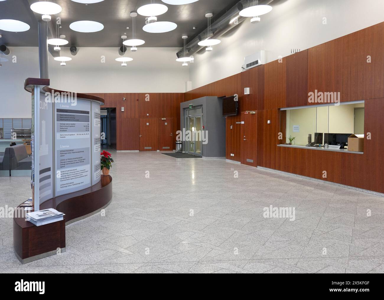 University reception desk hi-res stock photography and images - Alamy
