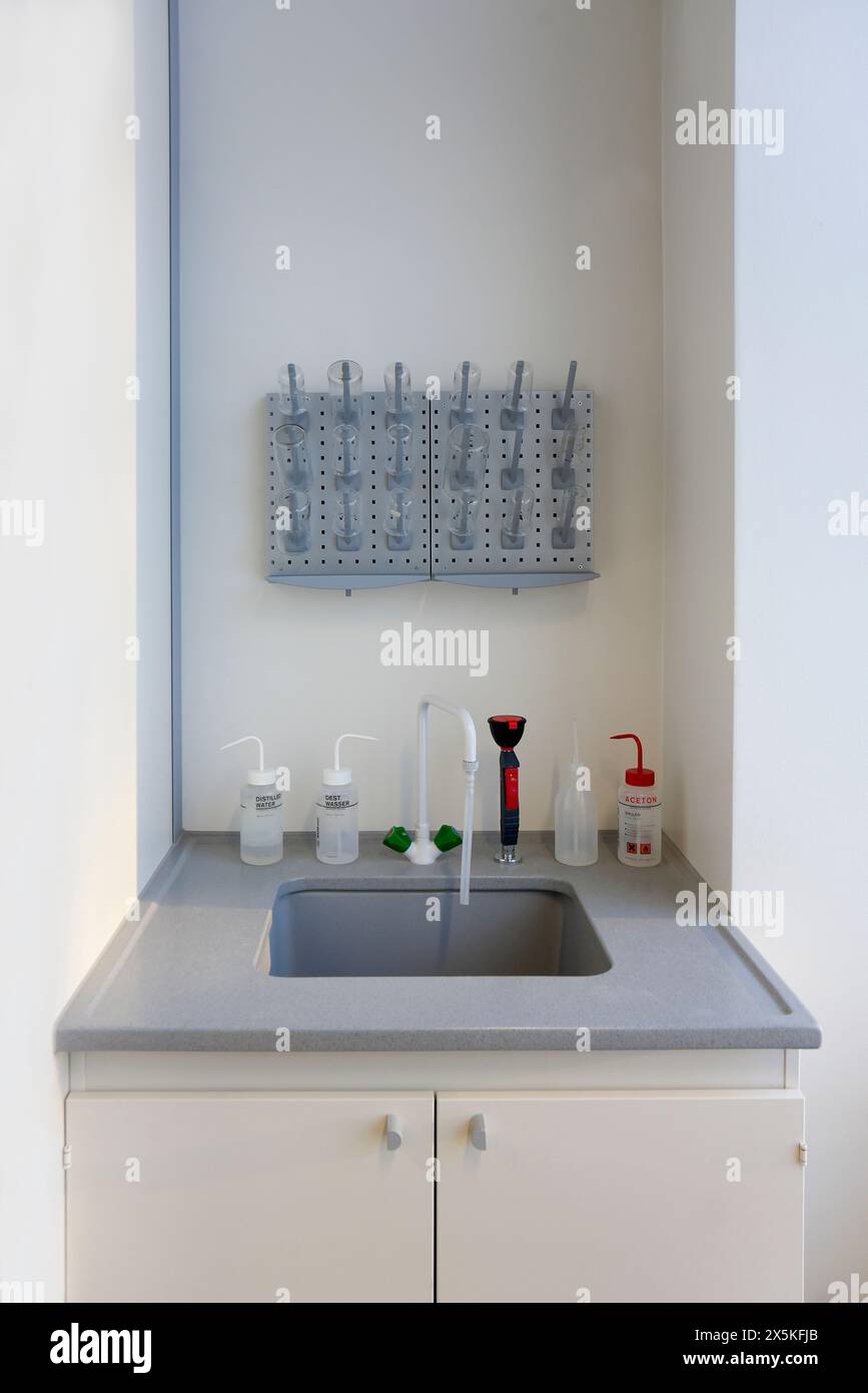 Chemistry laboratory at a university chemistry department Stock Photo ...