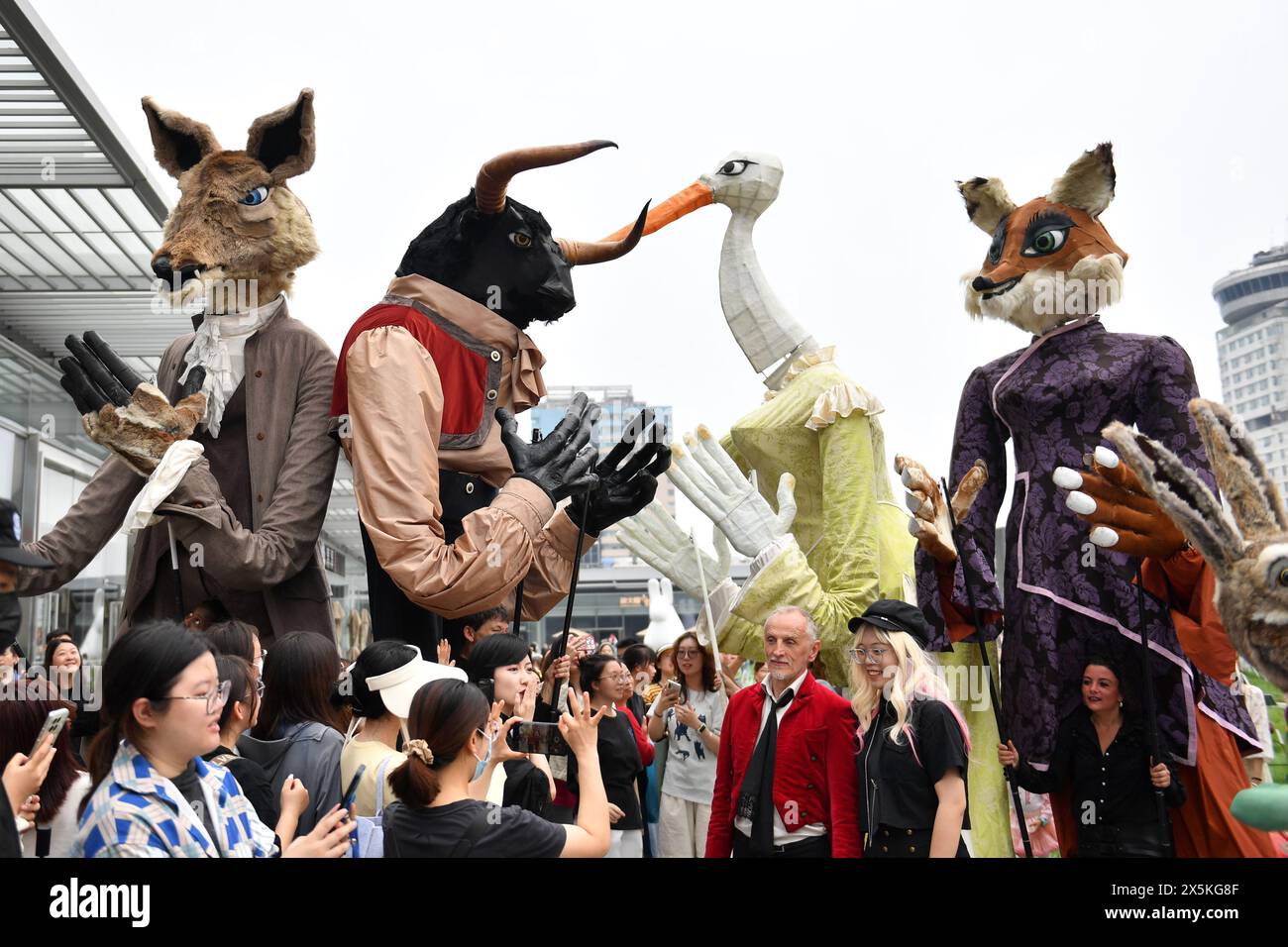 (240510) -- CHANGSHA, May 10, 2024 (Xinhua) -- People interact with ...
