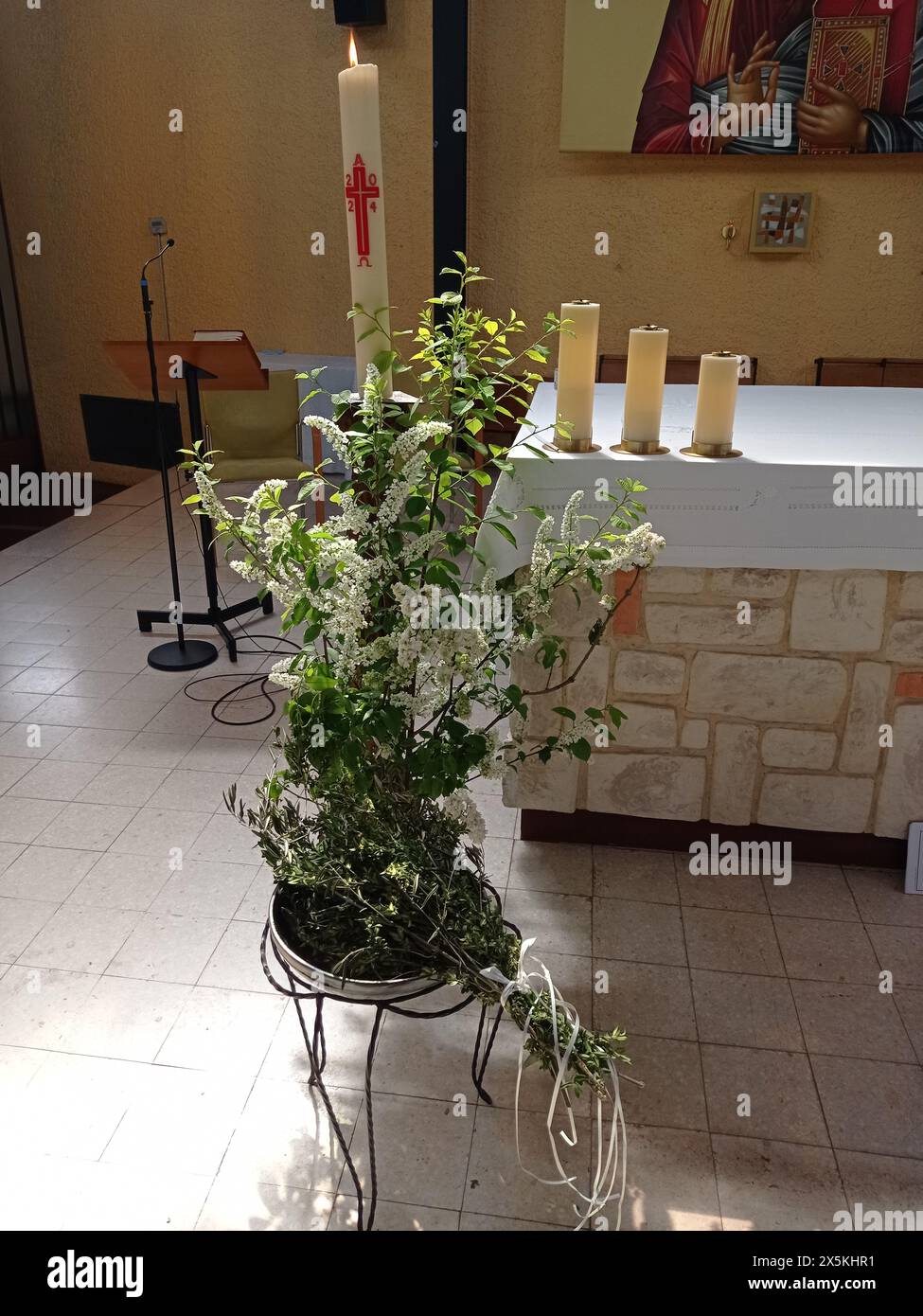 Un bouquet de fleurs dans une église du Val de Marne Stock Photo - Alamy