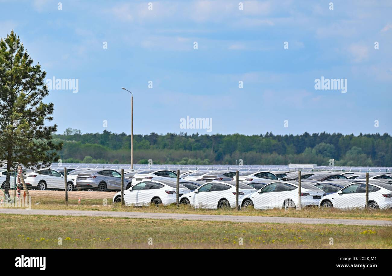 Tesla model y parked hi-res stock photography and images - Alamy